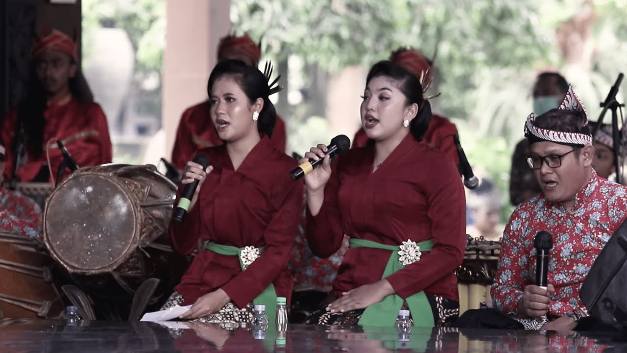 Indonesian teenagers carry forward traditional Javanese music culture ...