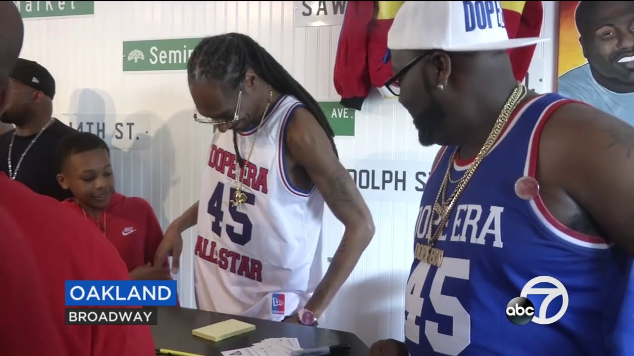 Snoop Dogg signs autographs at Oakland's Dope ERA store - YouTube