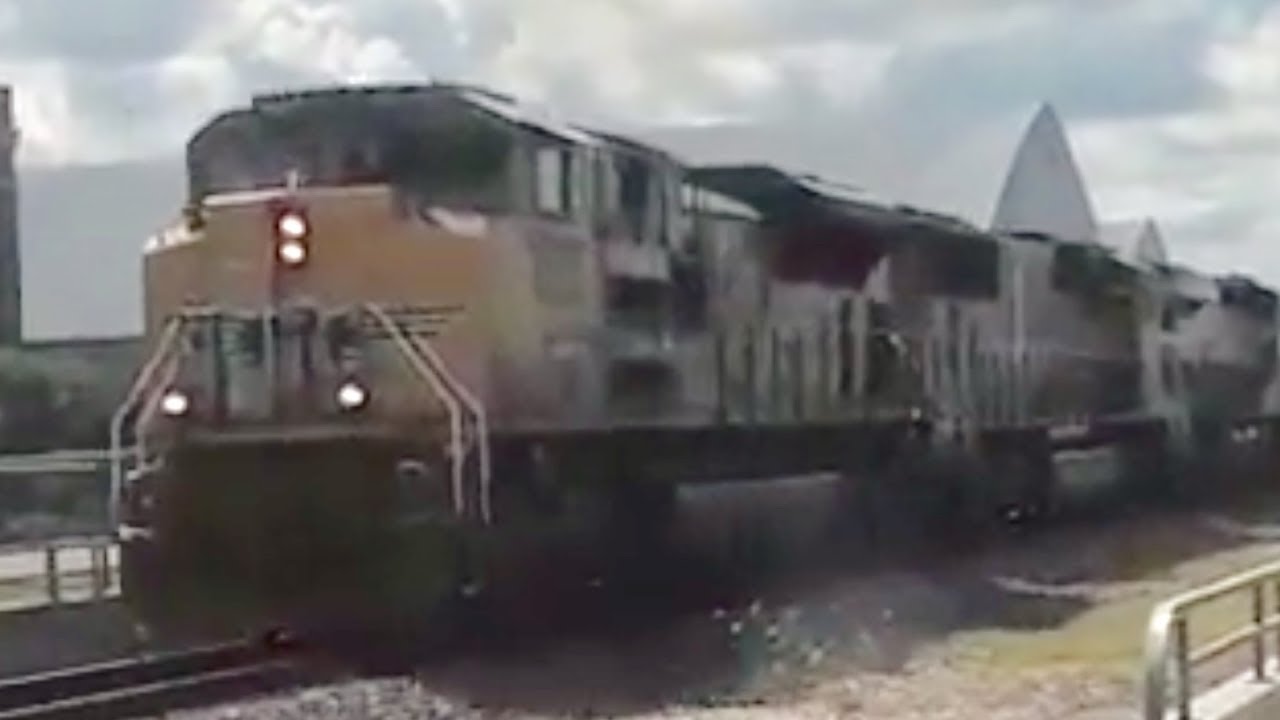 Quick Video: Union Pacific 8621 SD70ACe, 4670 SD70M, & 2760 ET45AH in ...