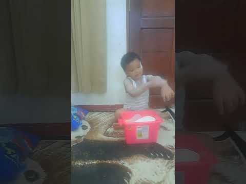 bocil lagi pakai bedak habis mandi