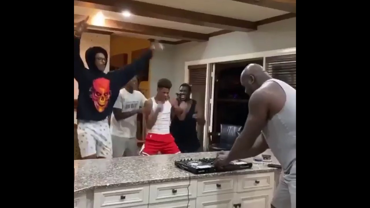 Shaq Isolation Party Dance with his sons- killed it? - YouTube
