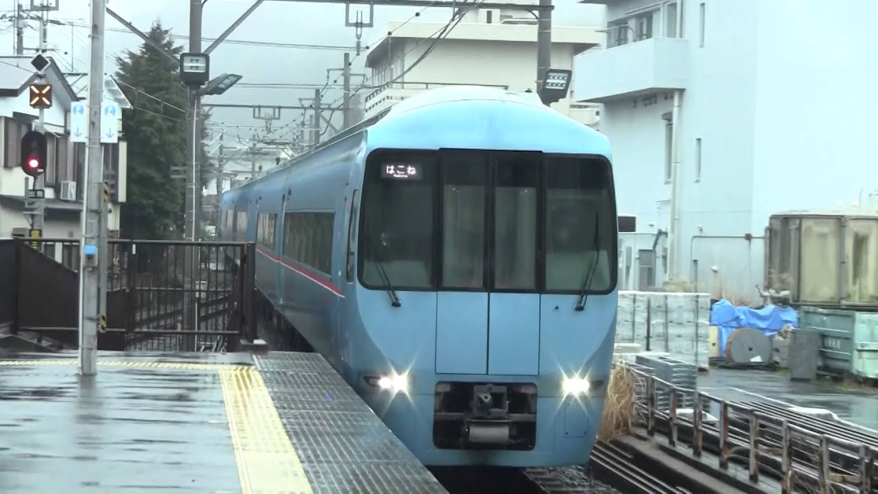 Odakyu 60000 Series MSE passes Hakone-Itabashi Station [Hakone-Tozan ...