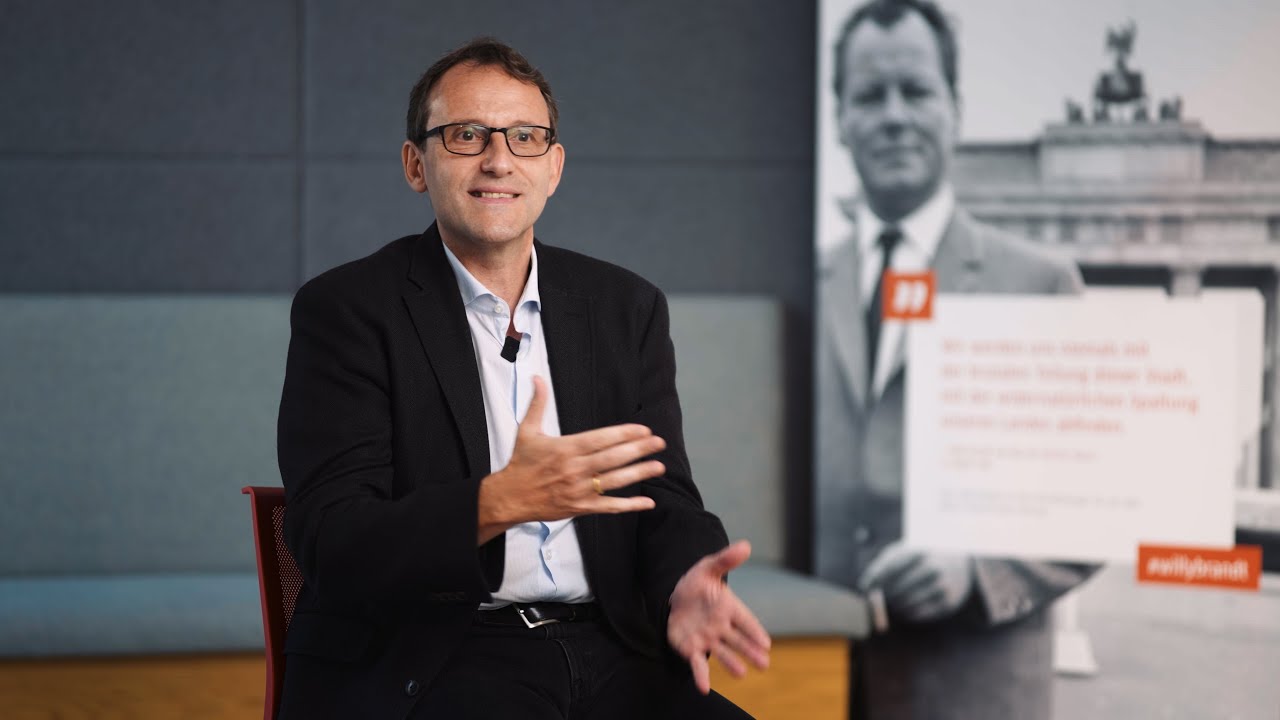 Andreas Hilger im Gespräch – 50 Jahre Moskauer Vertrag - YouTube