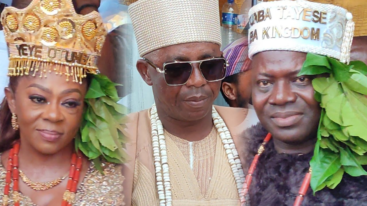 MOMENT OBA ONIBA INSTALLED ANOTHER AN IGBO MAN AS OTUN "AARE TAYESE OF ...