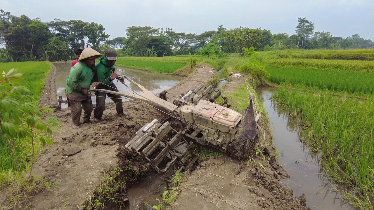 Hampir Terjebak! Traktor Sawah Lompati Saluran Irigasi Curam Menuju ...