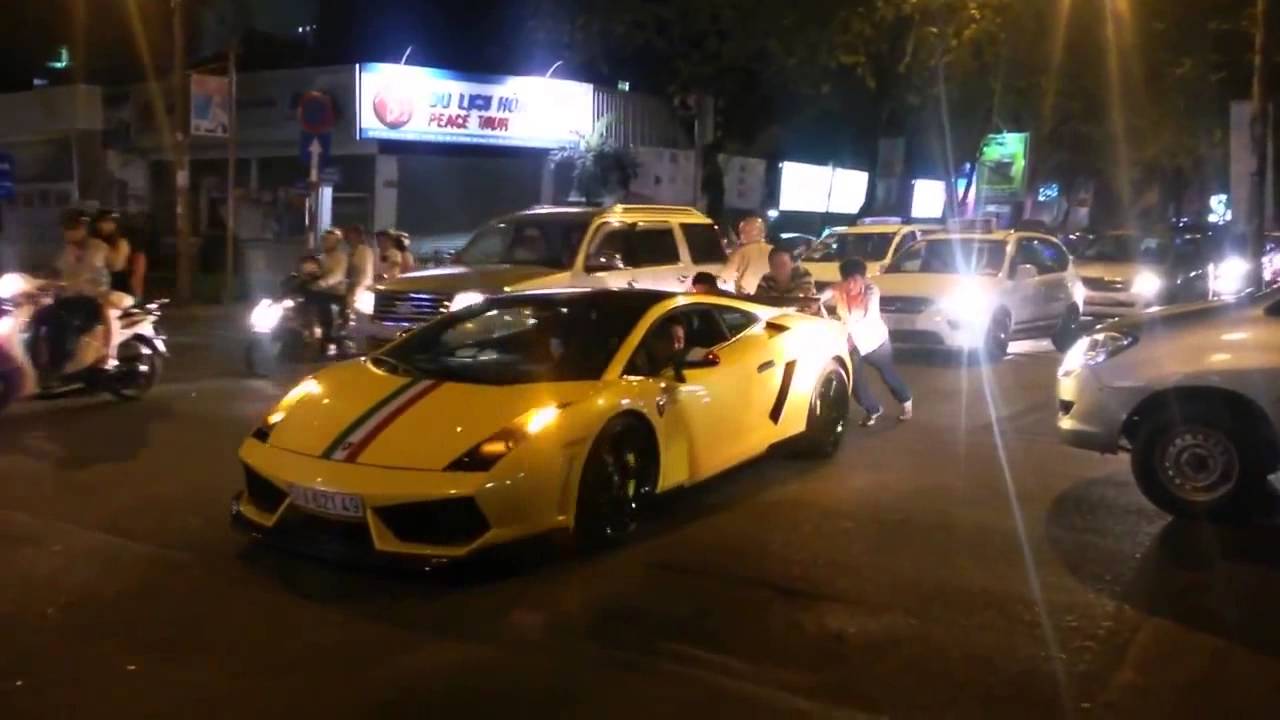 Lamborghini breaks down in the middle of the road - Lamborghini vừa đi ...