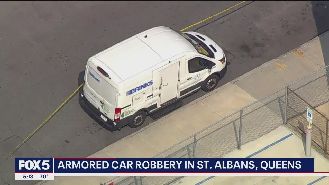 Suspects flee scene after armed robbery in Queens - YouTube