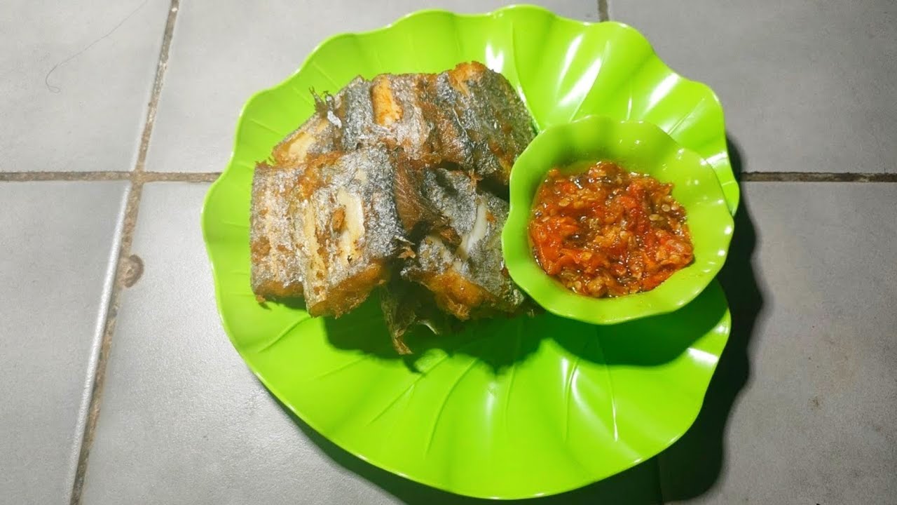 Resep Ikan Layur Goreng Bumbu kuning | Sambal Bawang Goreng Pedas - YouTube