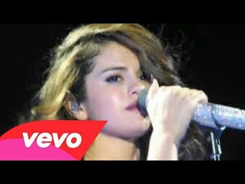 Selena Gomez llorando cantando \