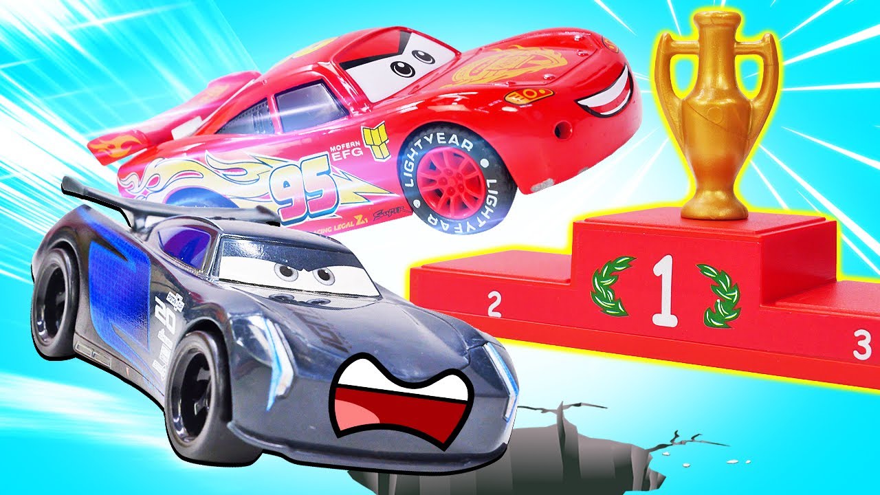 Rayo McQueen gana el primer premio, pero se arriesga para lograrlo ...