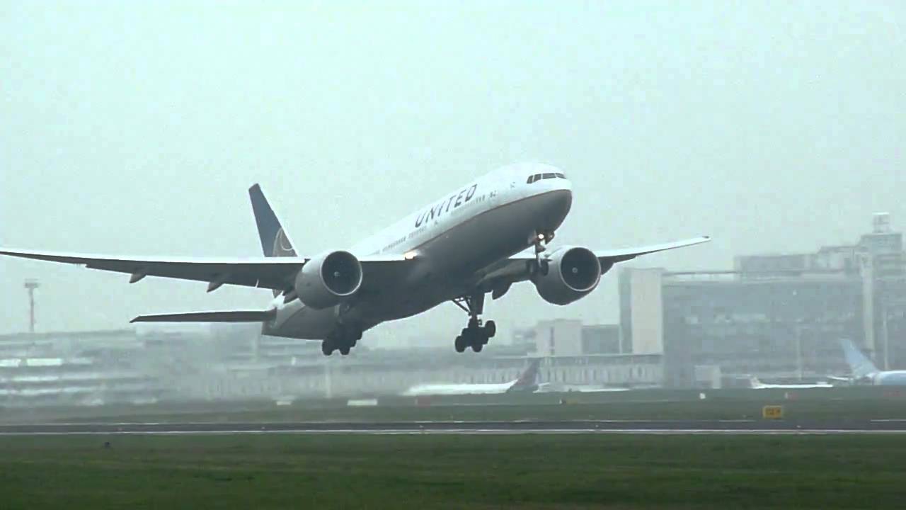 Boeing 777 United Airlines take off - YouTube