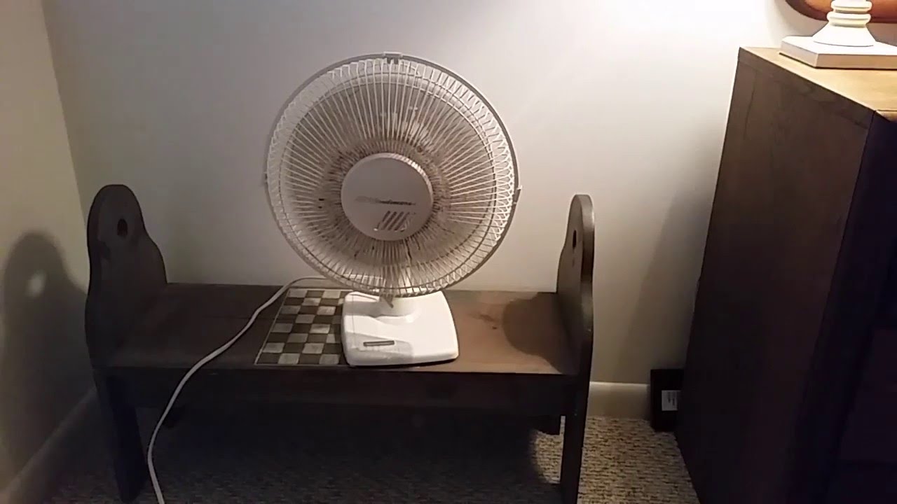 12" Windmere Oscillating Desk Fan - YouTube