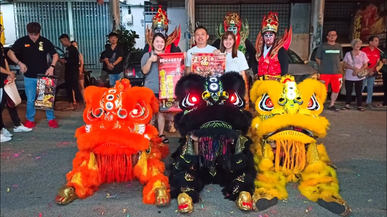 3 Lion Dance - YouTube