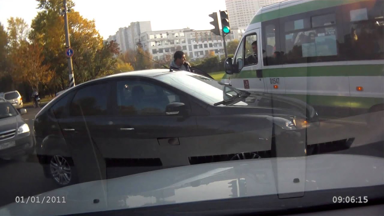 road rage fight between 2 drivers on the street - YouTube