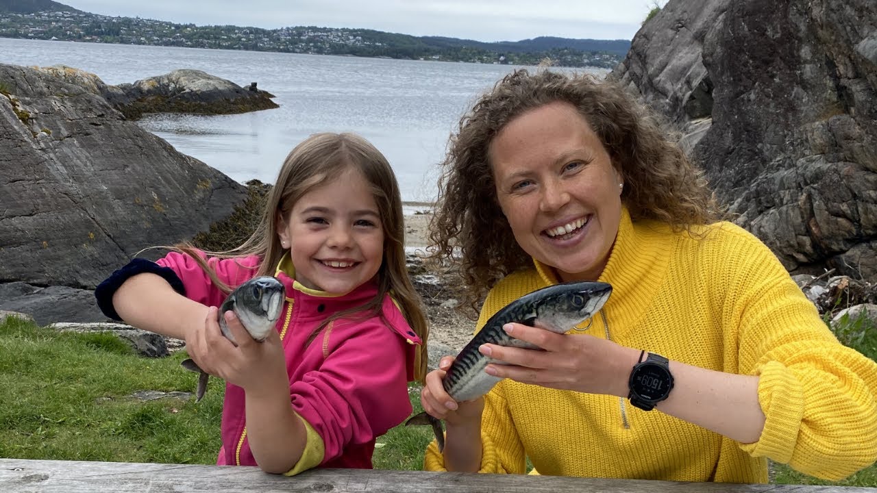 Matilda og Karoline sløyer fisk - YouTube