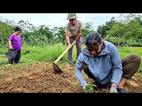 Thu was very touched by Hoi's help when he helped her with gardening.