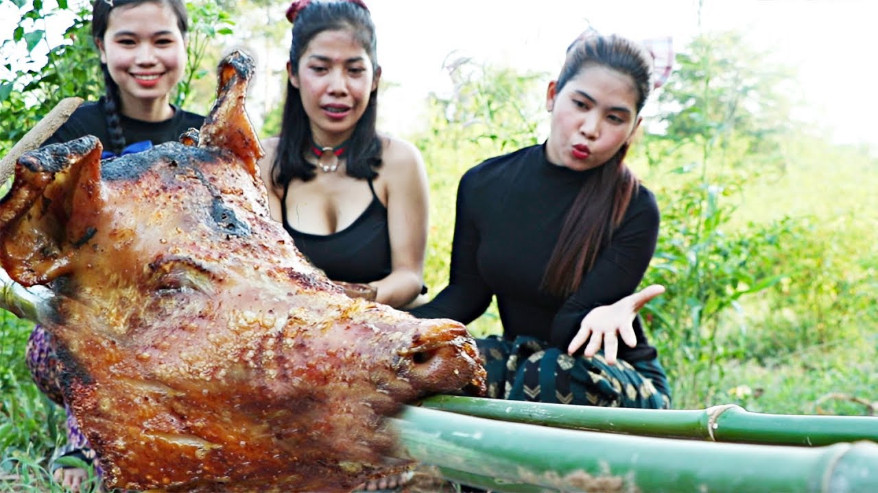 Roast spicy pig head eating delicious Baked pig head recipe - YouTube