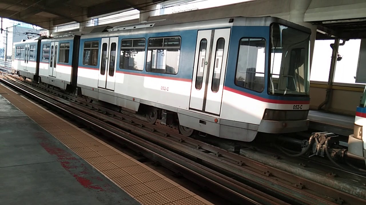 MRT 3 train meet CN Dalian 3100 series with CKD Tatra set - YouTube
