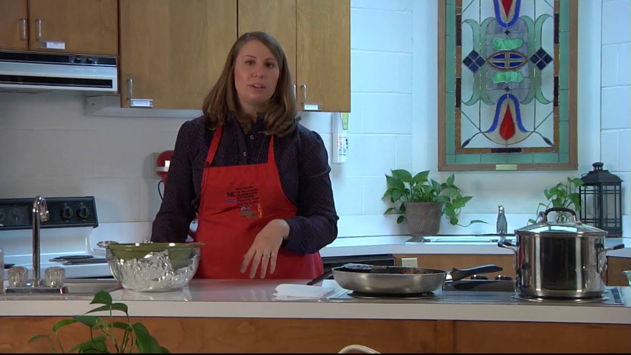 Cooking With Courtney: Chili from The Naked Pig Meat Co. - YouTube