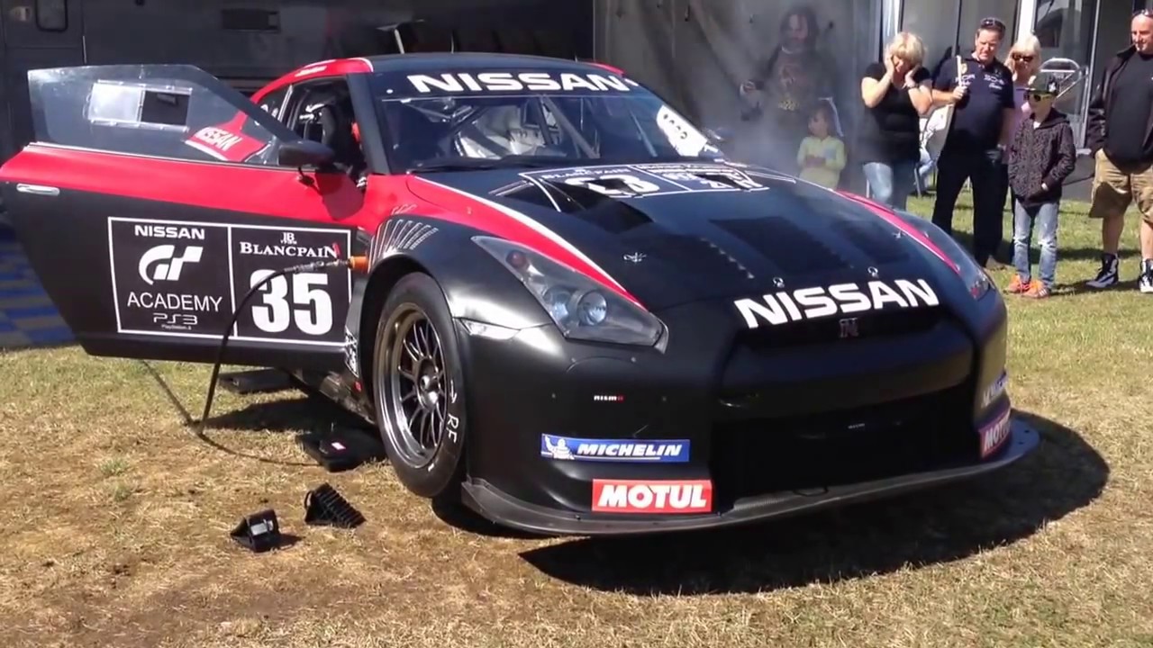 GT1 Nissan GTR R35 Engine Sound - YouTube