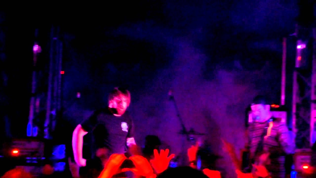 Beartooth - In Between live at the Triffid, Brisbane, Australia - YouTube