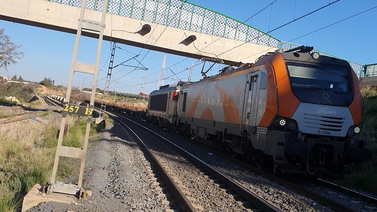 oncf FRET / freight morocco railways E 1456 + E 1357 قطار ينقل العربات ...
