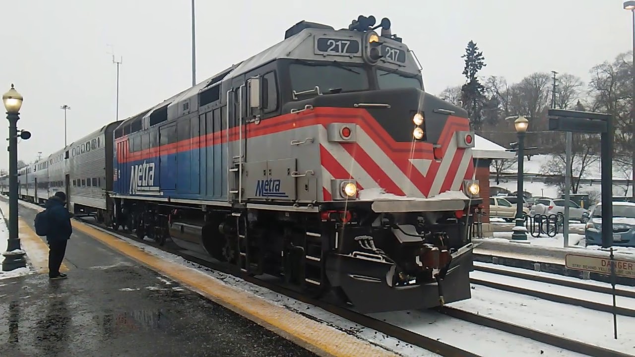 Arriving at Elgin on Metra engine #59 - YouTube