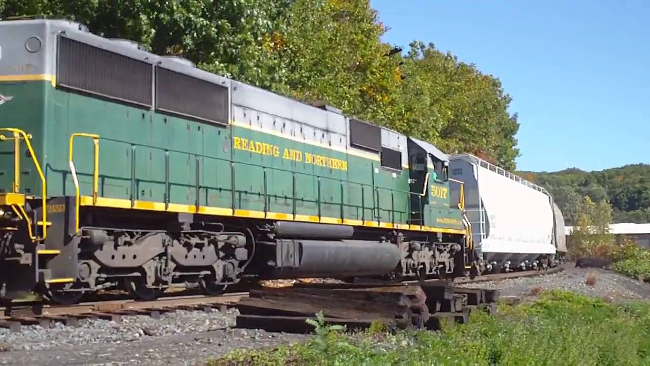 Reading and Northern 5017 At Moosic Rd - YouTube