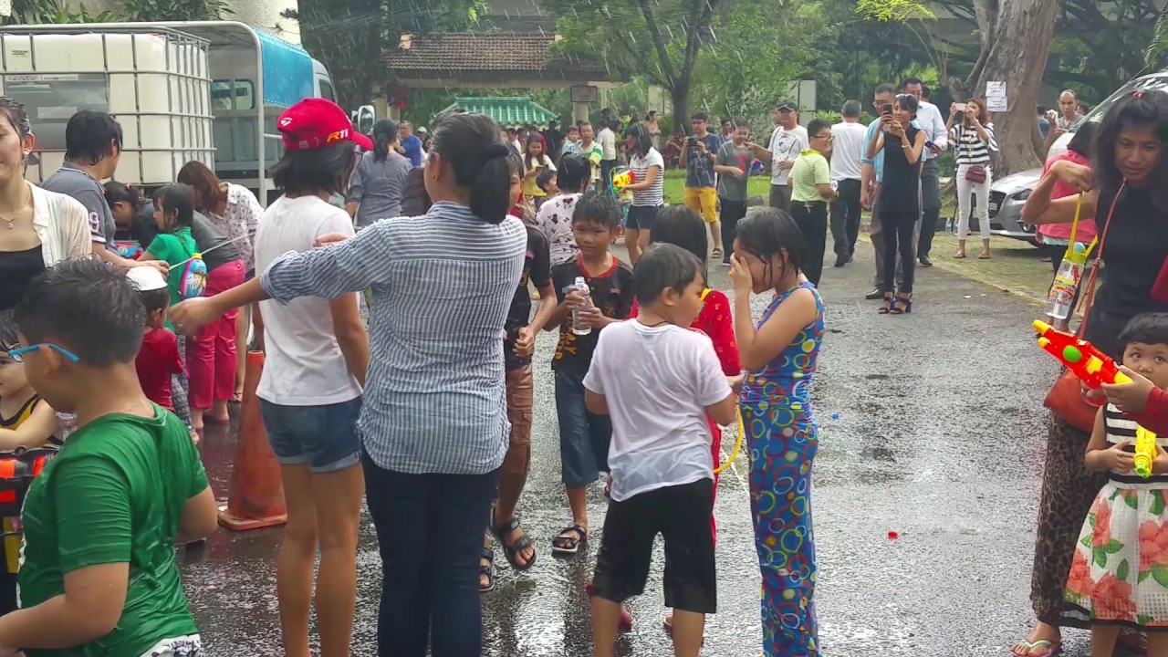 Singapore Thingyan @Yeo's Building - YouTube