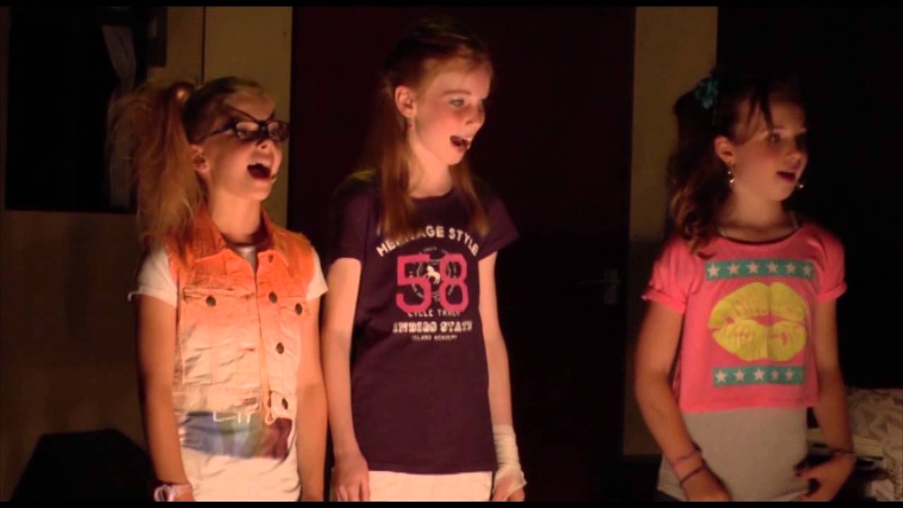 Videoclip Morgen (Annie musical) van TheaterKids - YouTube