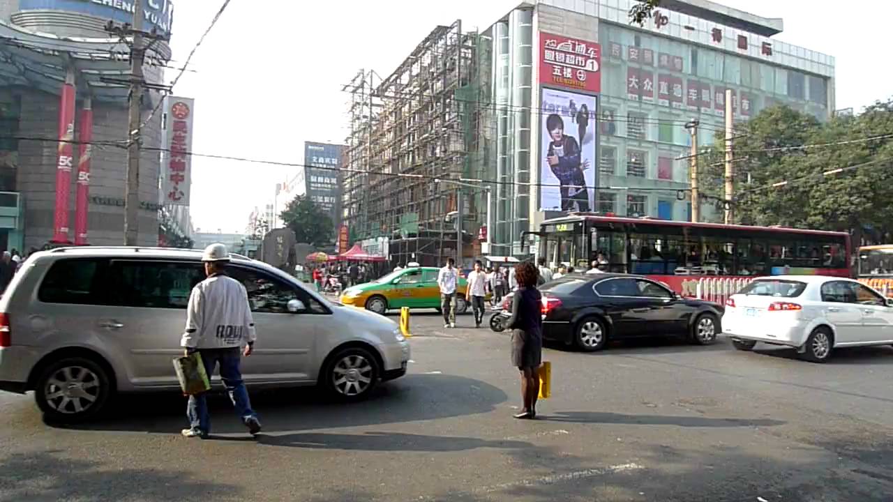 Typical mid-block pedestrian crossing in Xi'an - YouTube