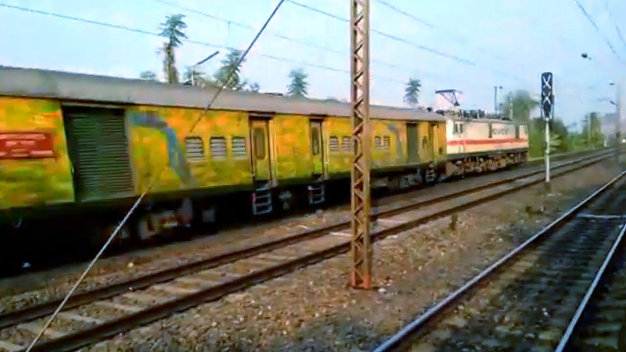 LGD WAP-7 thunders away with Hybrid LHB Bangalore Howrah DURONTO ...