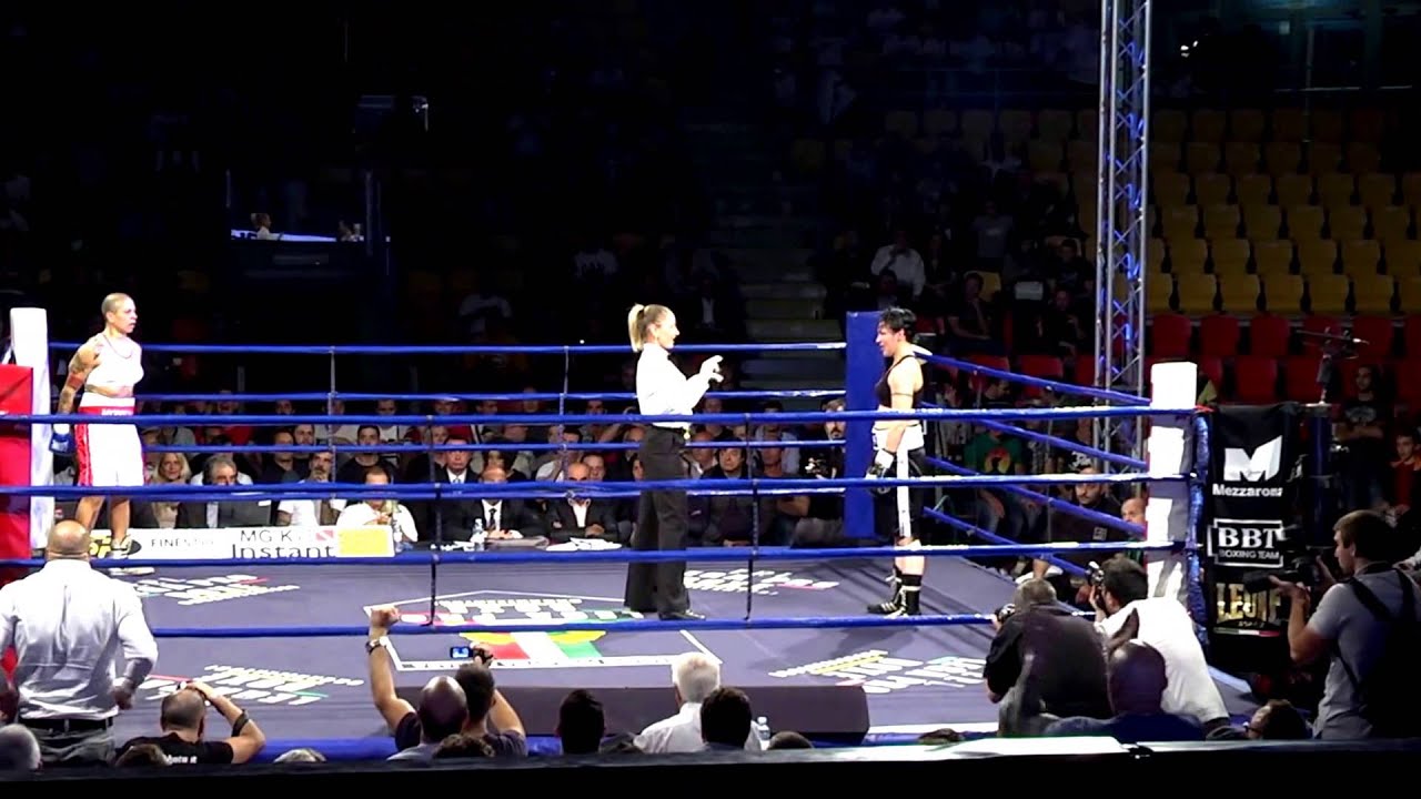 Boxing - Monica Gentili vs Daniela De Musso - YouTube