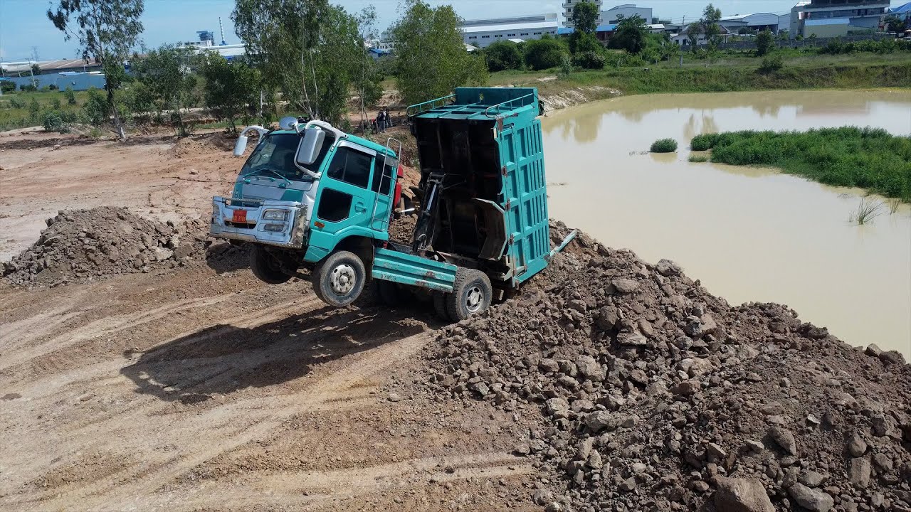 Dangerous! 5T Dump Truck Stuck, Flies Out With Rescue By Skilled ...