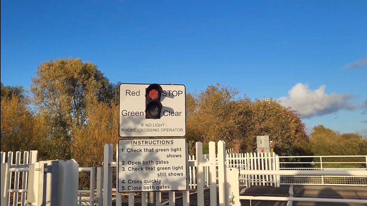 (ft @southdevonspotting8228) Meads User Worked Crossing - YouTube