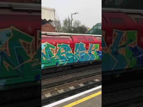 DDS graffiti London tube runner - 8/4/19 - YouTube