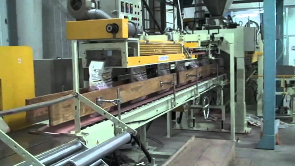 Urea packing machine, packaging machine feed fertilizer - YouTube