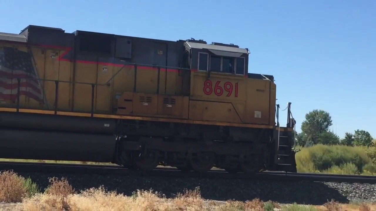 8-Engine Freight Train Stops At Railroad Crossing In Nampa, Idaho - YouTube