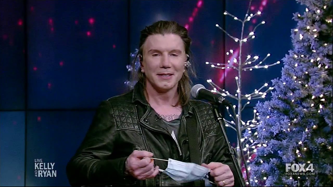 Johnny Rzeznik singing "This Is Christmas" on Live With Kelly & Ryan 12 ...