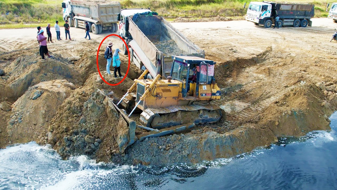 Be Careful! Incredible 25ton Dump Truck Fails Back Stuck by Landslide ...