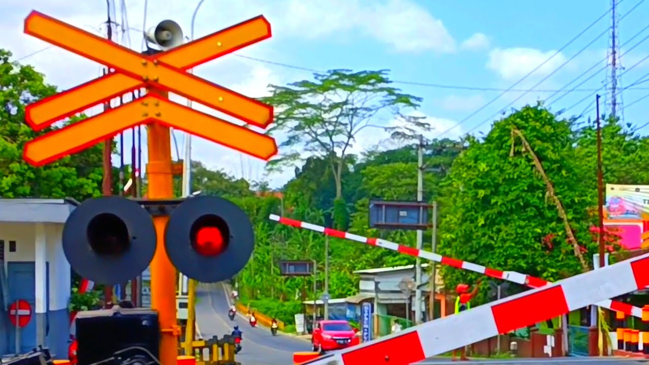 Palang Pintu Kereta Api | Railroad Crossing | Ka Bangunkarta - YouTube