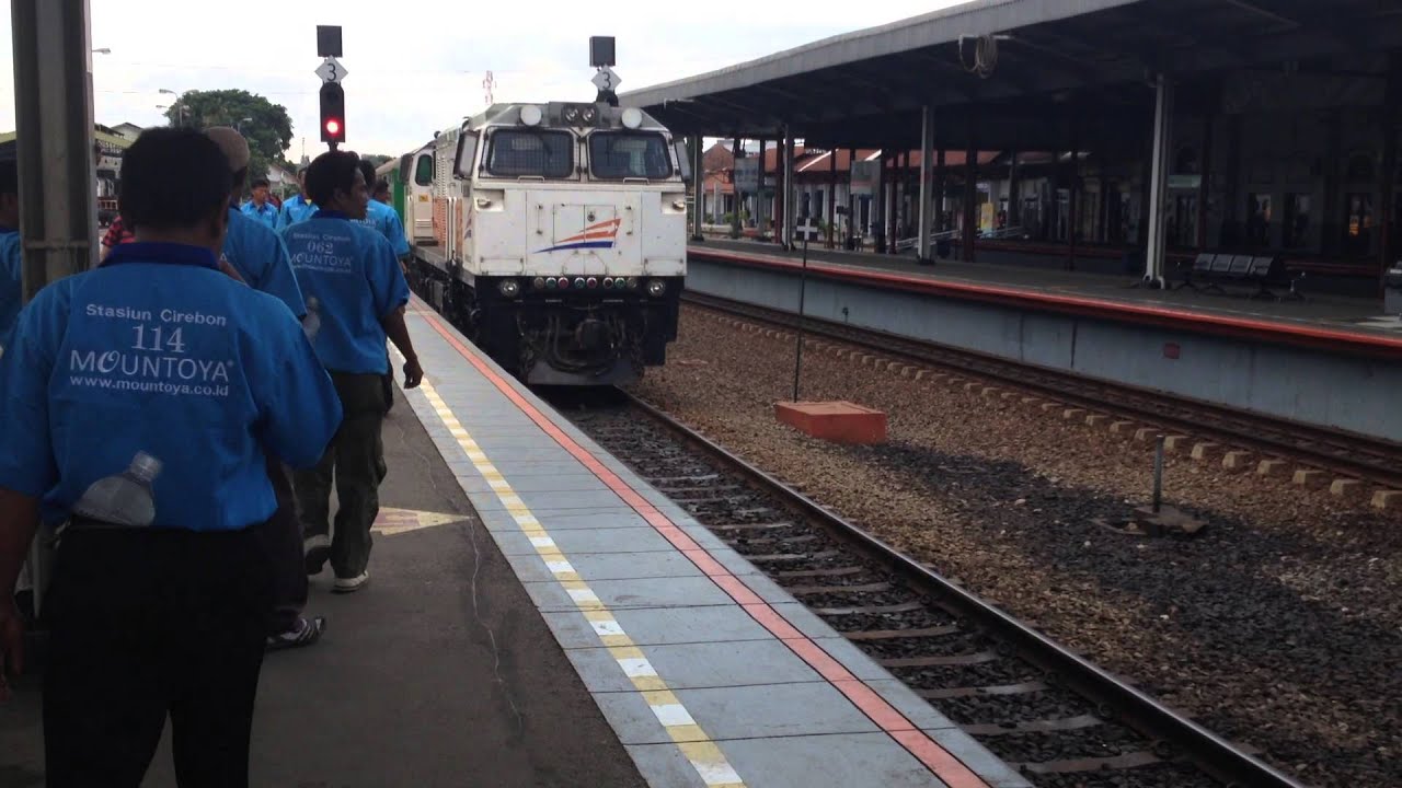 KA Cirebon Ekspres 64 Masuk Stasiun Cirebon Kejaksan - YouTube