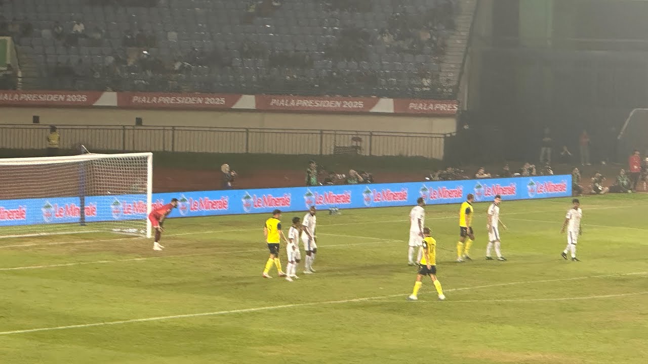 GOL LEO SNOWDEN BIKIN OXFORD UNITED UNGGUL 3-0 ATAS AREMA FC - YouTube