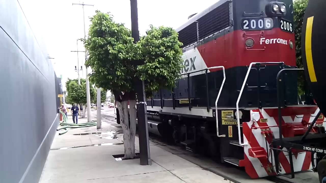 Ferromex GP38-2 2006 pasando por la avenida 18 de Marzo (INCREIBLE ...