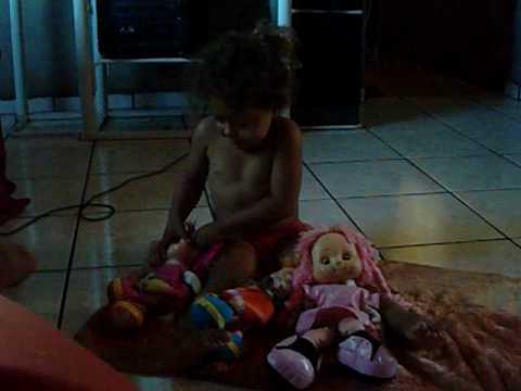 vidios da giovanna brincando de boneca