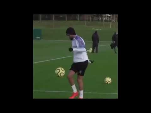 Riyad Mahrez amazing touch and freestyle skills in training - YouTube