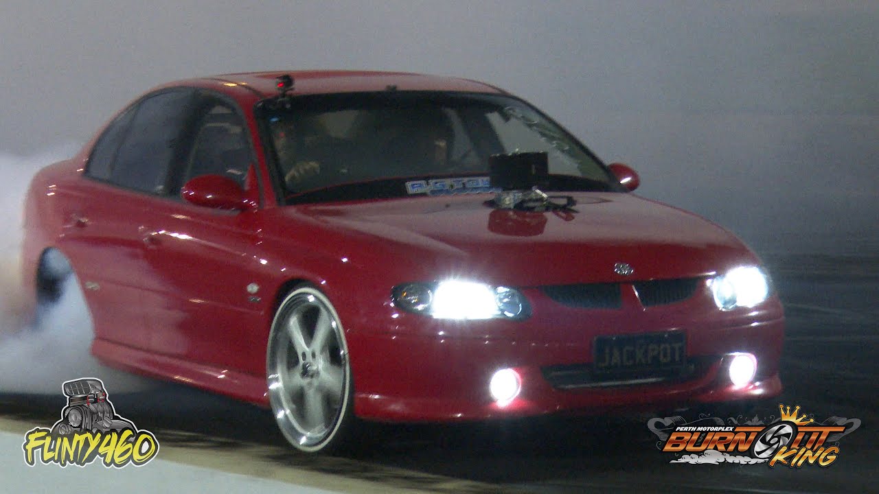 VX SS COMMODORE "JACKPOT" USING THE ENTIRE PAD AT BURNOUT KING - YouTube