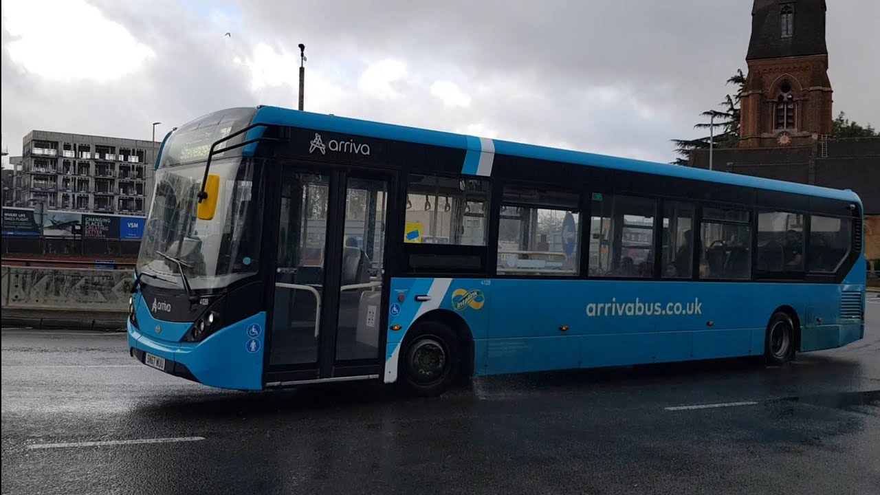 Bus Spotting in Uxbridge Arriva Enviro200 MMC 4128 (SN67 WUU) Route 725 ...