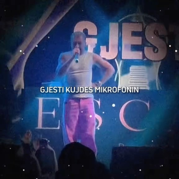 Gjesti kujdes mikrofonin 🤣 #gjesti - YouTube