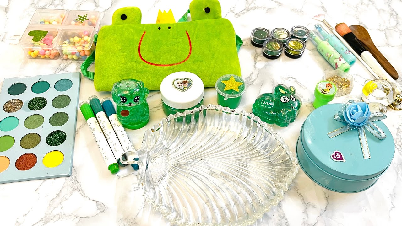 Green slime mixing 💚💚!! Mixing makeup and more stuff into green slime ...